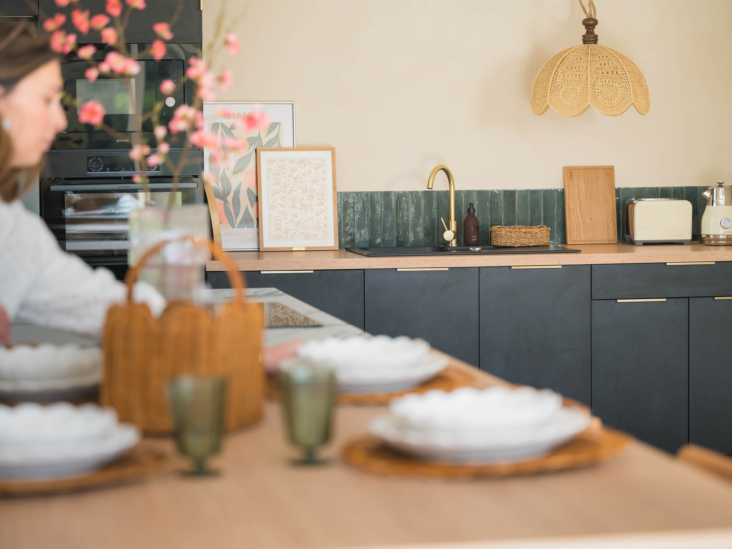 Cuisine noire, bois et zellige - Inova cuisine